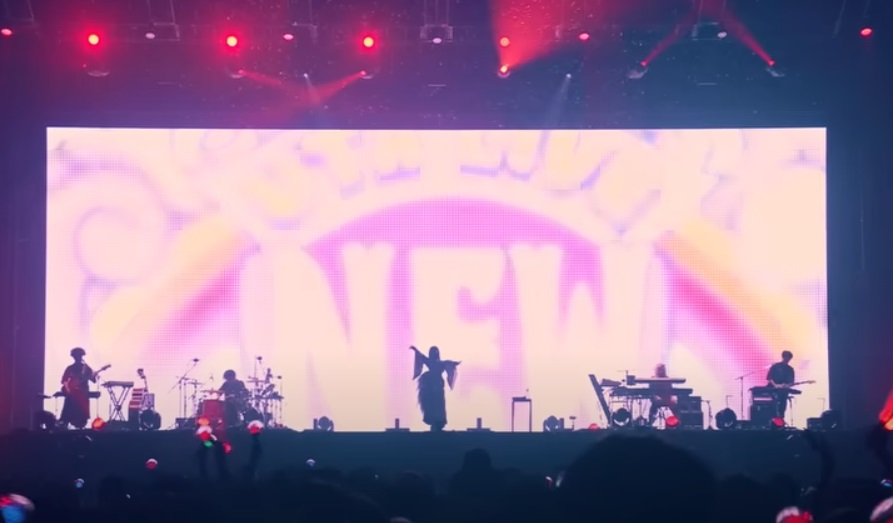 Adoが顔を公開しない理由6選！流出した顔写真の真偽・顔出しライブでの素顔を総まとめ | WONDIA