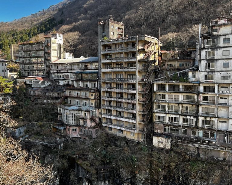 日本のバブル遺産一覧35選！ホテルやマンション・ハコモノをランキングで紹介 | WONDIA