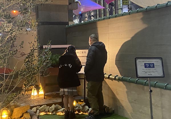 立ちんぼの現在！大久保公園になぜ多い？逮捕や相場・声のかけ方と語源・社会問題とその後を解説 | WONDIA